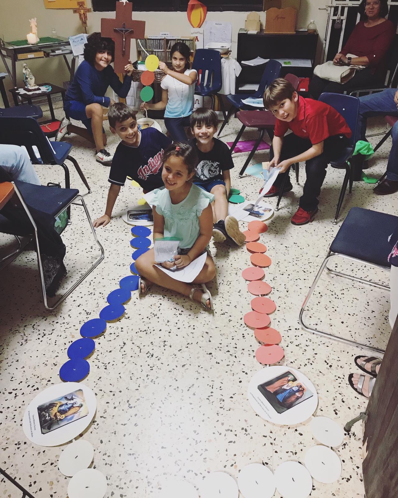 CatequesisNinosGrupoconRosarioGigante – Parroquia San Ignacio de Loyola